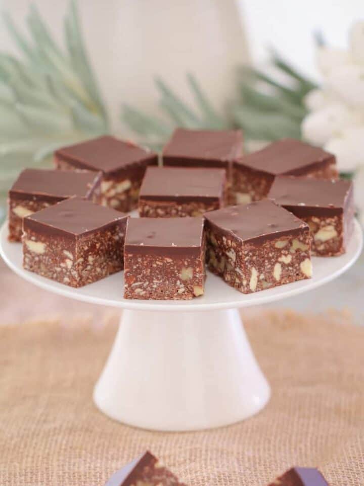 The FAMOUS No Bake Chocolate Crunchie Slice | 10 Min Recipe - Bake Play ...