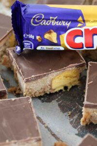 The FAMOUS No Bake Chocolate Crunchie Slice | 10 Min Recipe - Bake Play ...