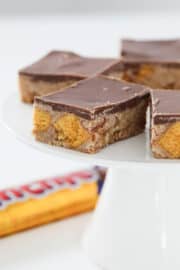 The FAMOUS No Bake Chocolate Crunchie Slice | 10 Min Recipe - Bake Play ...