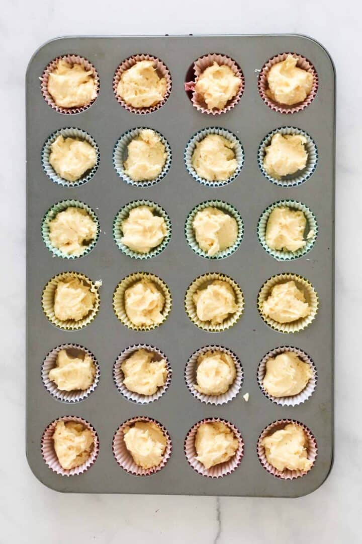 Super Cute Mini Cupcakes with Vanilla Buttercream - Bake Play Smile